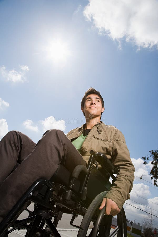 Behinderte Teenager-Junge Im Rollstuhl Mit Basketball am Außenplatz ...