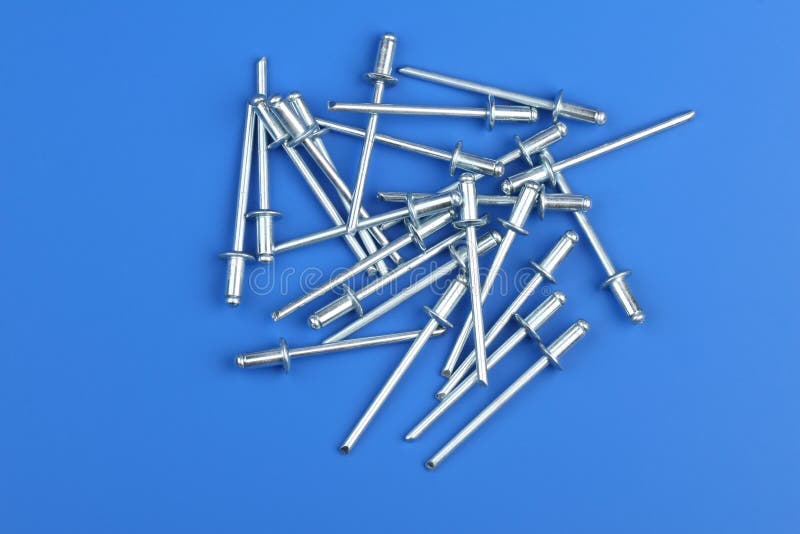 Niete und Schrauben stockbild. Bild von streichholzschachtel - 4199587