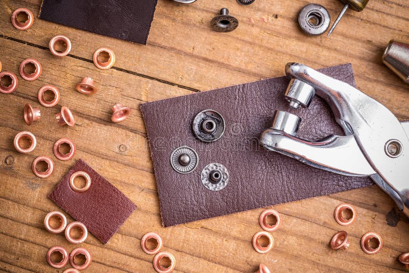 Leder mit Nieten stockfoto. Bild von zeilen, niet, braun - 34099830