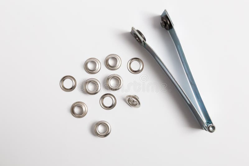 Niete Auf Einem Hellen Hintergrund Stockfoto - Bild von loch, stahl ...