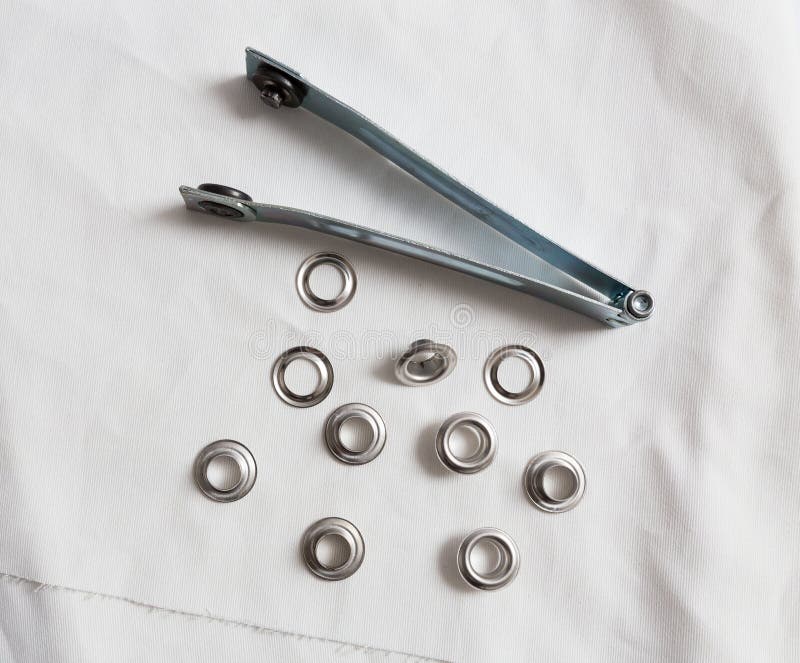 Nieten Auf Hellem Hintergrund Als Ausschnitt Stockfoto - Bild von öse ...