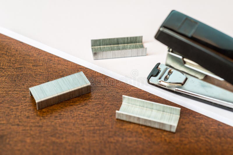 Nietjes Met Beugels En Nietjes Voor De Bouw Van Hout Stock Afbeelding ...