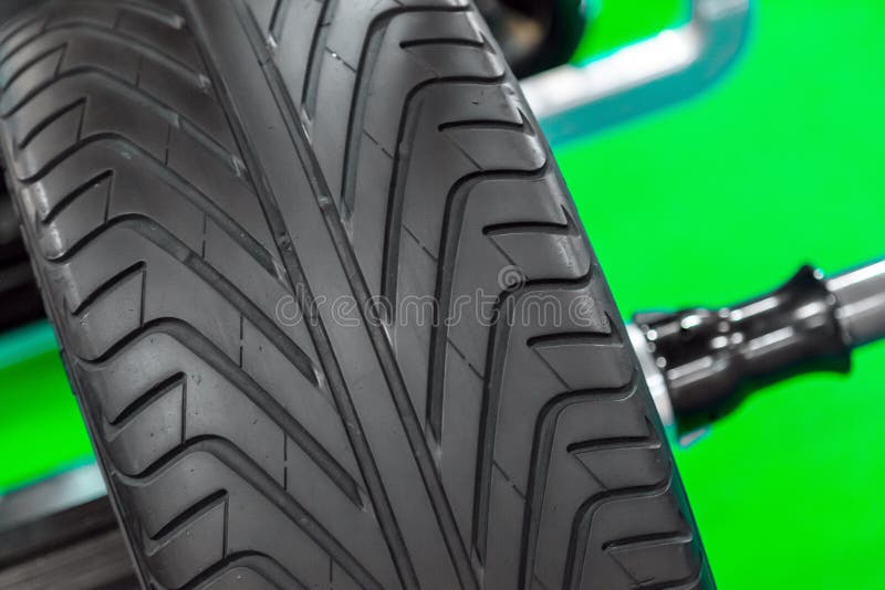 Schroef In Autoband - Close-up Van Spijker In Band Stock Afbeelding ...