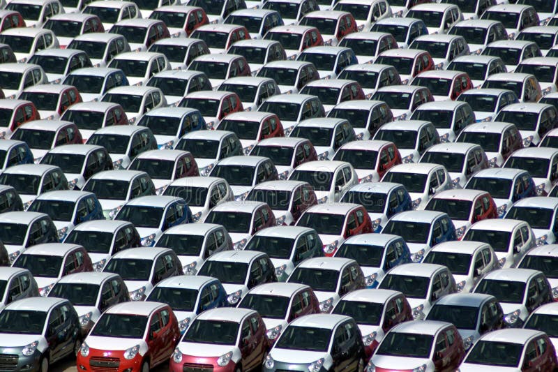 Nieuwe auto's geparkeerd stock afbeelding. Image of goederen - 9028549