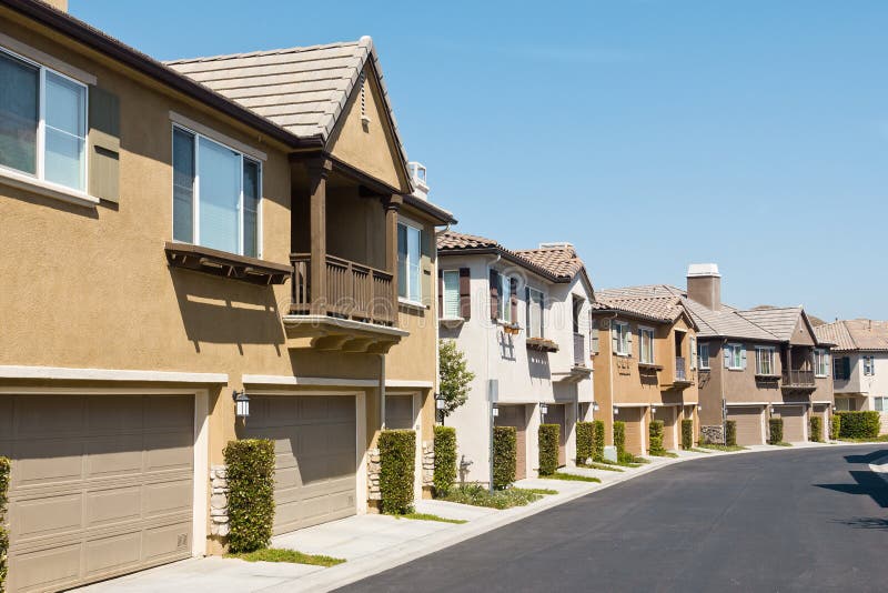 De Rij Van Cuved Van Moderne Huizen in De Stad Stock Afbeelding - Image ...