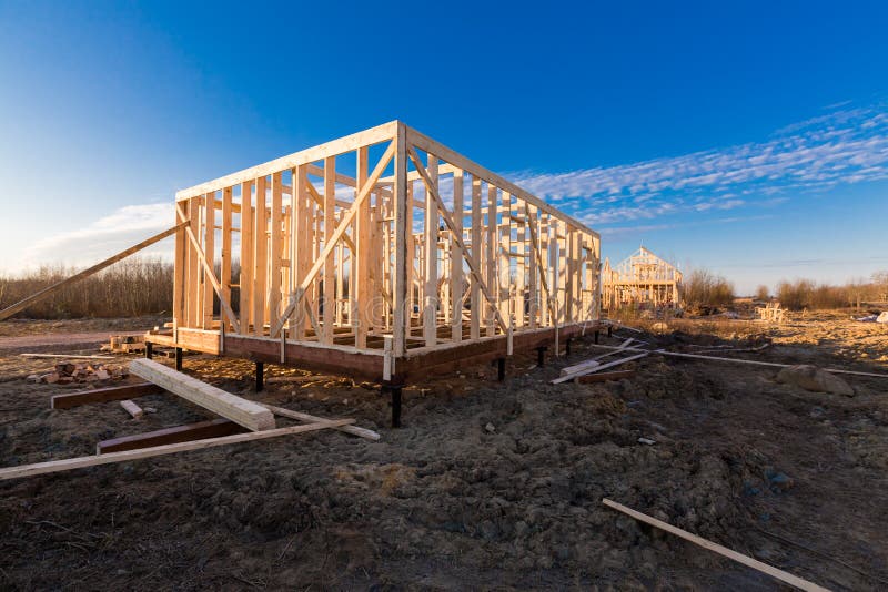 Nieuwe Woningbouw Van Houten Frame. Dakconstructie. Houten Constructie ...