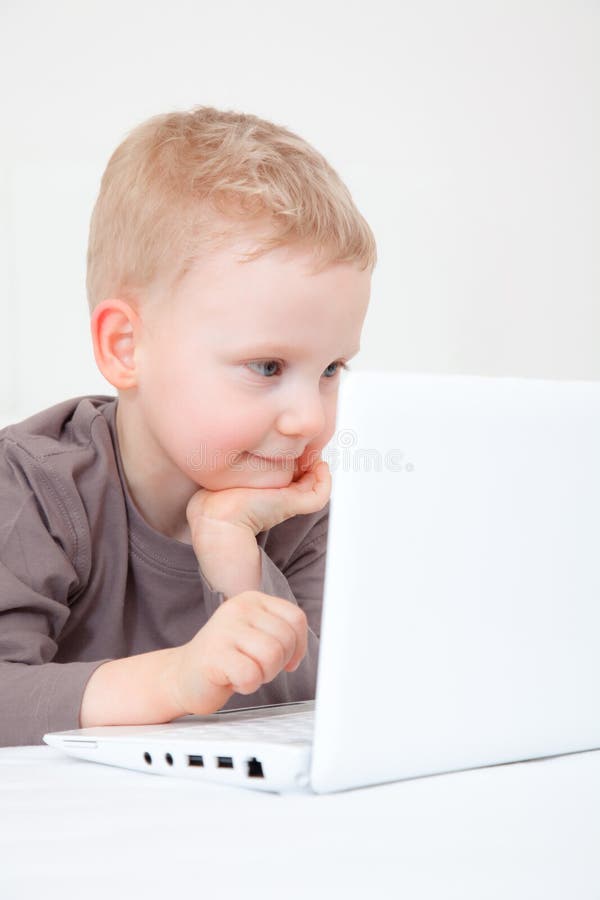 Nieuwsgierig kind stock afbeelding. Image of schitterend - 13228265