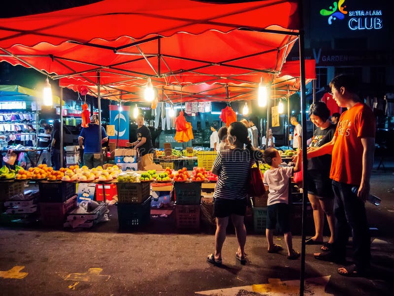 Night flea market editorial stock image. Image of people - 116157204