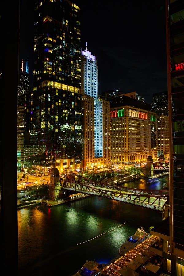 Night Life on Chicago Ship Canals with Bridge and Skyscrapers Editorial ...