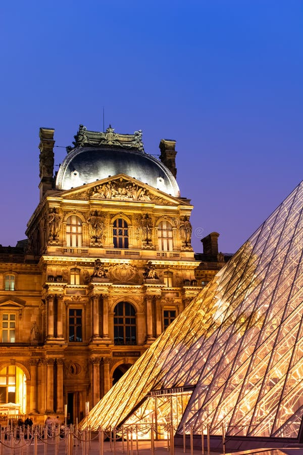 Night Paris El Edificio Del Museo Louvre Iluminado Por Luces Imagen de ...