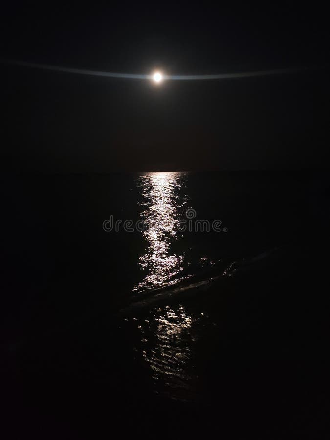 Night Reflection of a Full Moon on the Sea, the Glare of the Moon Stock ...