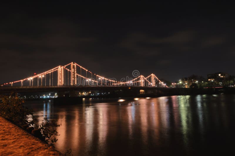 Night View of Chelsea Bridge, London Illuminated in the Dark Stock ...