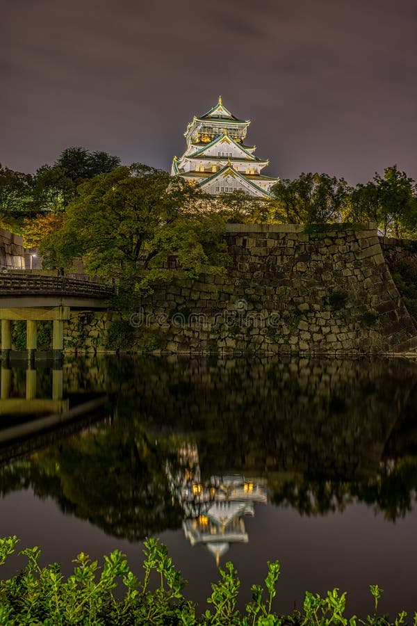 Night View of Osaka Castle Reflecting in Water Moat in Osaka, Japan ...