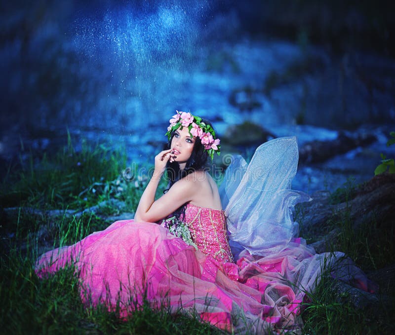 Ninfa Encantador Na Floresta Foto de Stock - Imagem de floresta, mulher ...