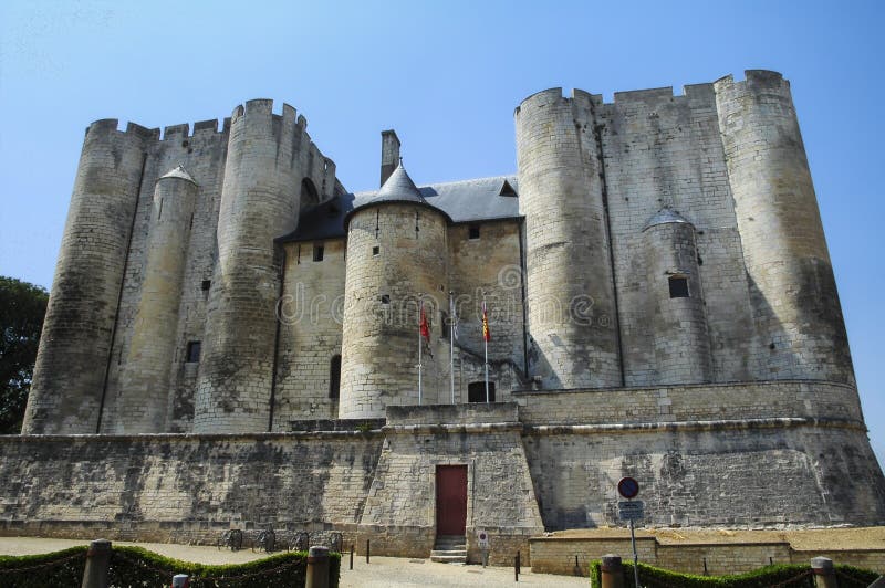 Niort (Francia) foto de archivo. Imagen de monumento - 64672462