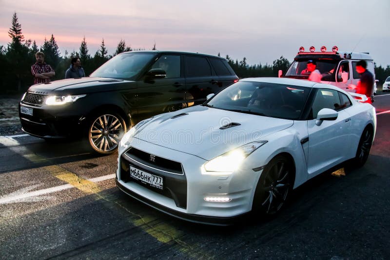 Nissan GT-R y Range Rover imagen de archivo editorial. Imagen de ...