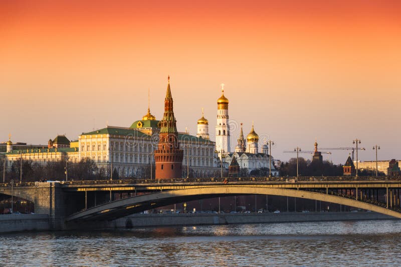 Nivelando Sobre O Moscou-rio E O Kremlin, Moscou Imagem de Stock ...