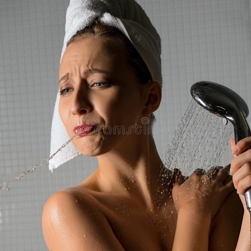 Niña Desnuda Feliz Tomando La Ducha Recortada Imagen De Archivo