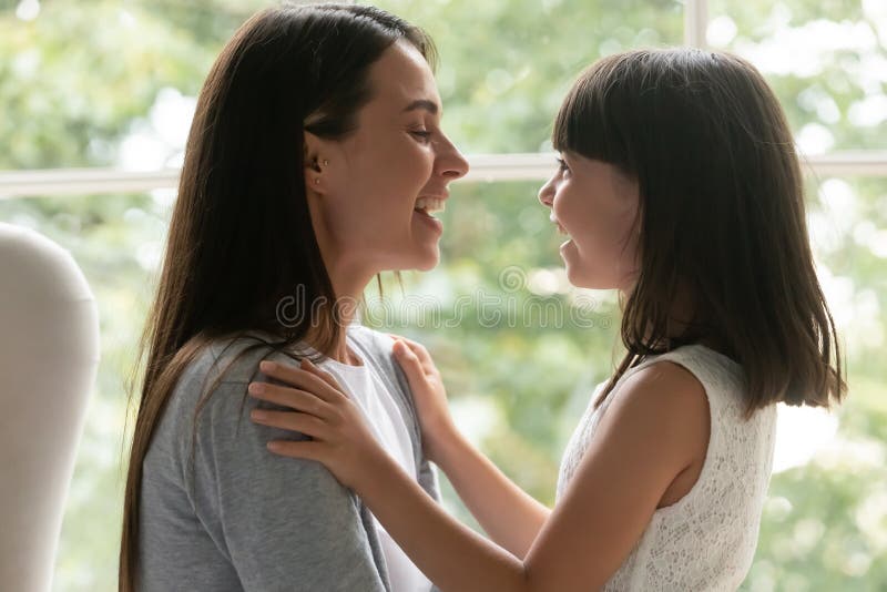 Niña Muy Feliz Se Siente Feliz Hablando Con Mamá Foto De Archivo Imagen De Alegre Hija 171304920