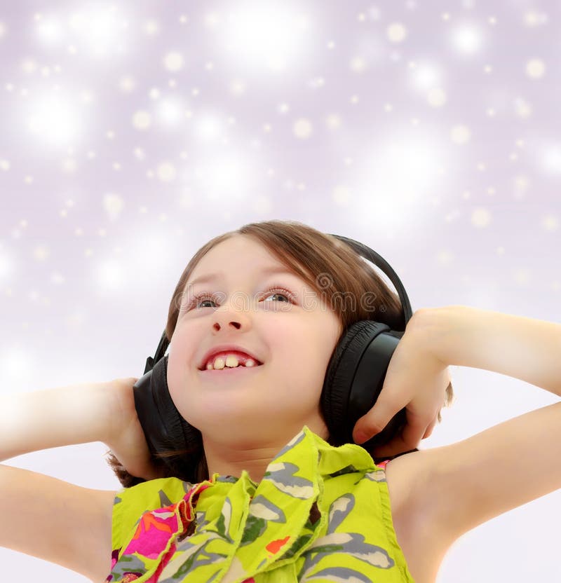 Niña Que Escucha Los Auriculares De La Música Foto De Archivo Imagen