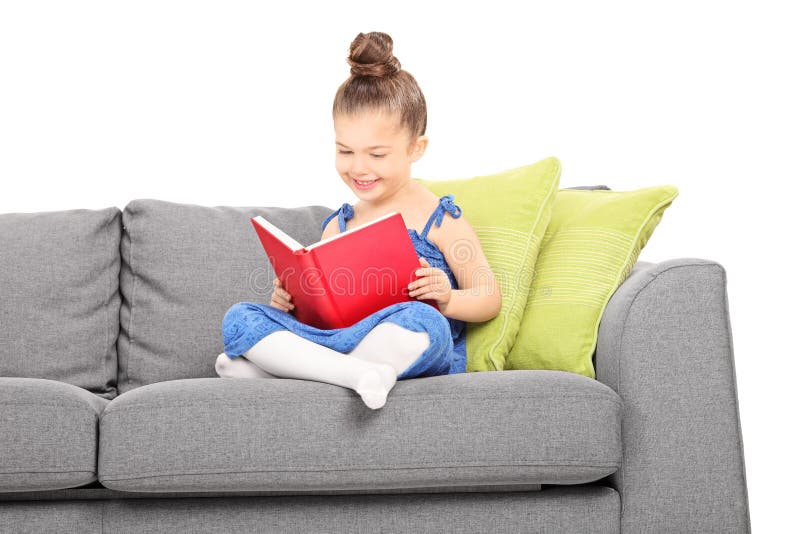 Niña Que Lee Un Libro Asentado En El Sofá Imagen de archivo - Imagen de sentada, alegre: 39151787