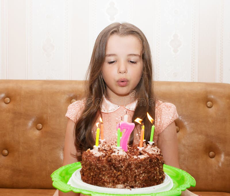Niña Que Sopla Hacia Fuera Las Velas En Una Torta De Cumpleaños Imagen ... Niña Que Sopla Hacia Fuera Las Velas En Una Torta De Cumpleaños Imagen ...