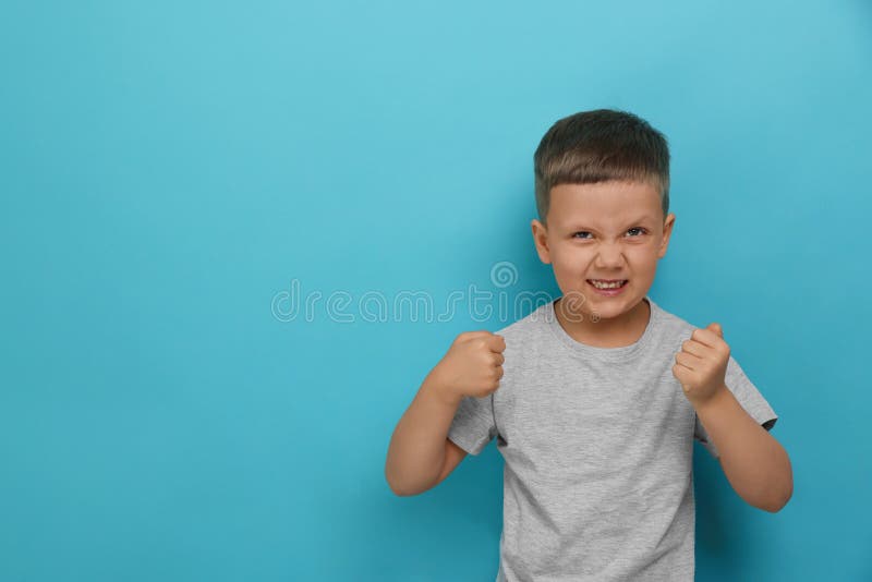 Niño Enojado Con Espacio De Fondo Azul Claro Para Texto Comportamiento Agresivo Imagen De