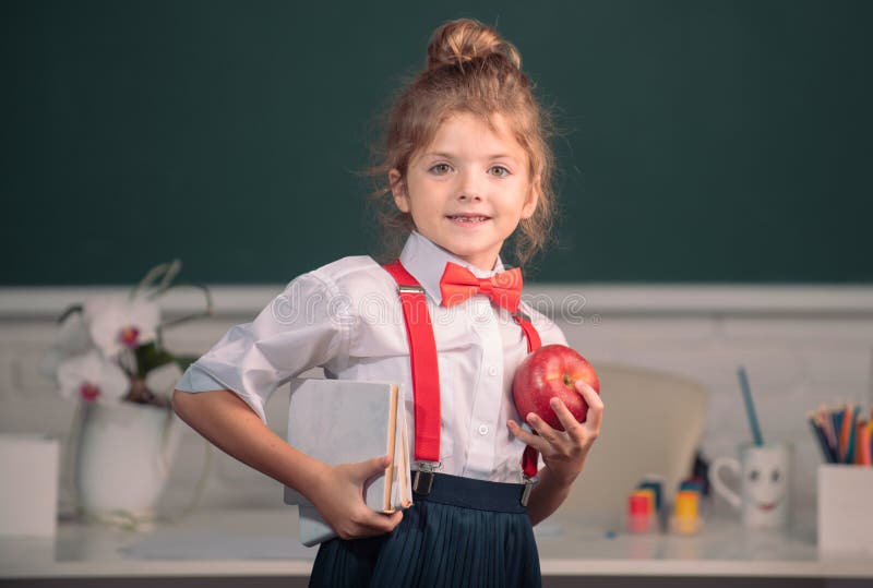 Niño Lindo En La Escuela El Niño Está Aprendiendo En Clase Sobre El Fondo De La Pizarra