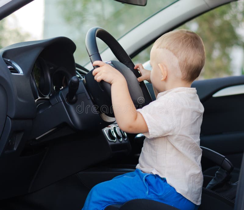 Muchacho Que Se Sienta En Un Asiento De Carro Que Finge Conducir Foto ... Muchacho Que Se Sienta En Un Asiento De Carro Que Finge Conducir Foto ...