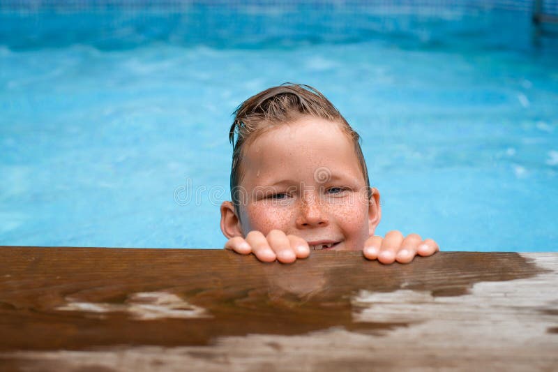 Niño Sonriente Feliz En La Piscina En Las Vacaciones De Verano Retrato Infantil En El Agua