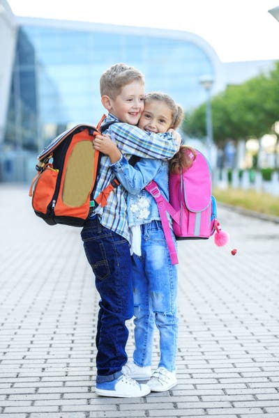 Niños Abrazándose Cerca De La Escuela El Concepto Vuelve A La