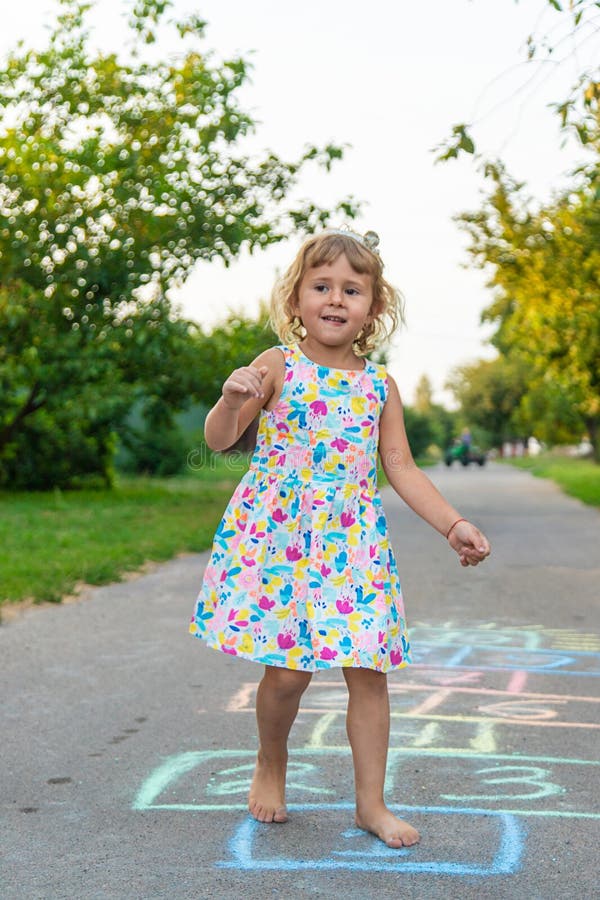 Niños Saltando a La Calle. Foco Selectivo. Foto de archivo - Imagen de niños, lindo: 344779558