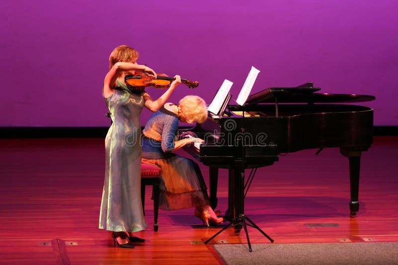 No concerto imagem de stock. Imagem de mulheres, equipe - 1419339