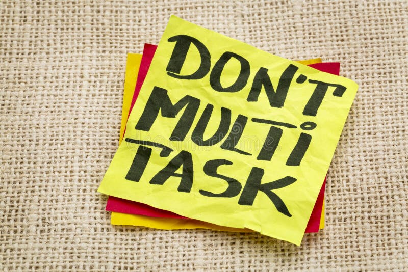 No Hace El Multitask - Extracto Pegajoso De La Nota Foto de archivo ...
