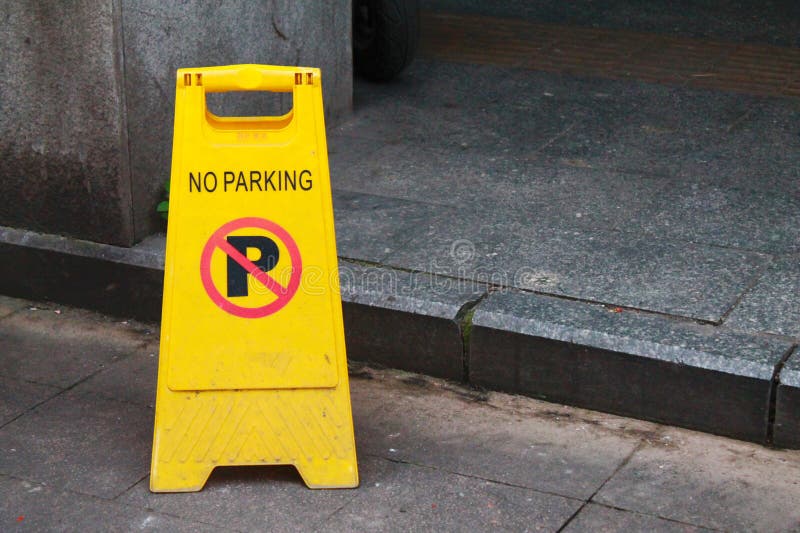 Red Line No Parking Stock Photos - Download 87 Royalty Free Photos