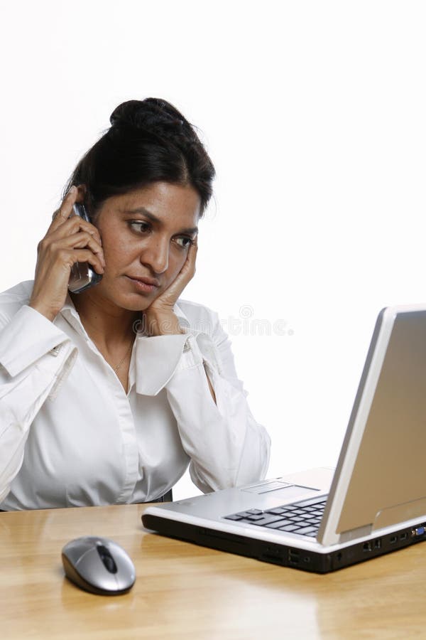 Fala no telefone e leitura imagem de stock. Imagem de internet - 1463689