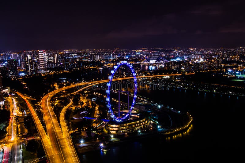 Noc przy Singapur zdjęcie stock. Obraz złożonej z pejzaż - 84789074