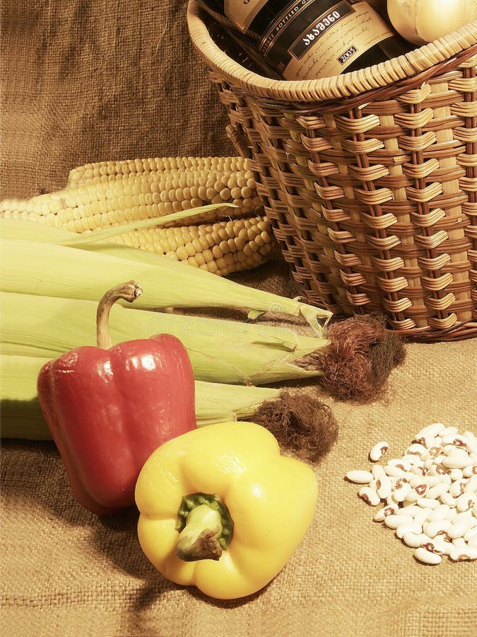 Noch Leben mit Pfeffern stockbild. Bild von flasche, entlassung - 2790725
