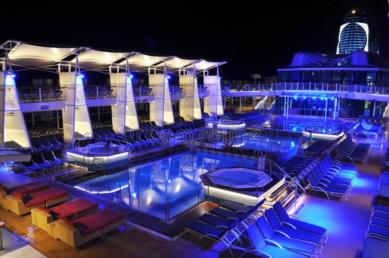 Cubierta Hermosa De Un Barco De Cruceros En La Noche Sin La Gente Imagen de archivo - Imagen de ...