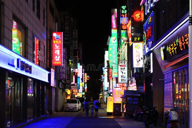 Noche En La Calle De Las Compras De Corea Busán Fotografía editorial ...