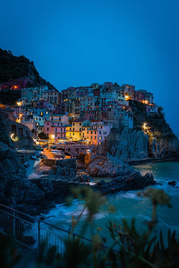 Noche Manarola, Cinque Terre, Liguria, Italia Imagen de archivo ...