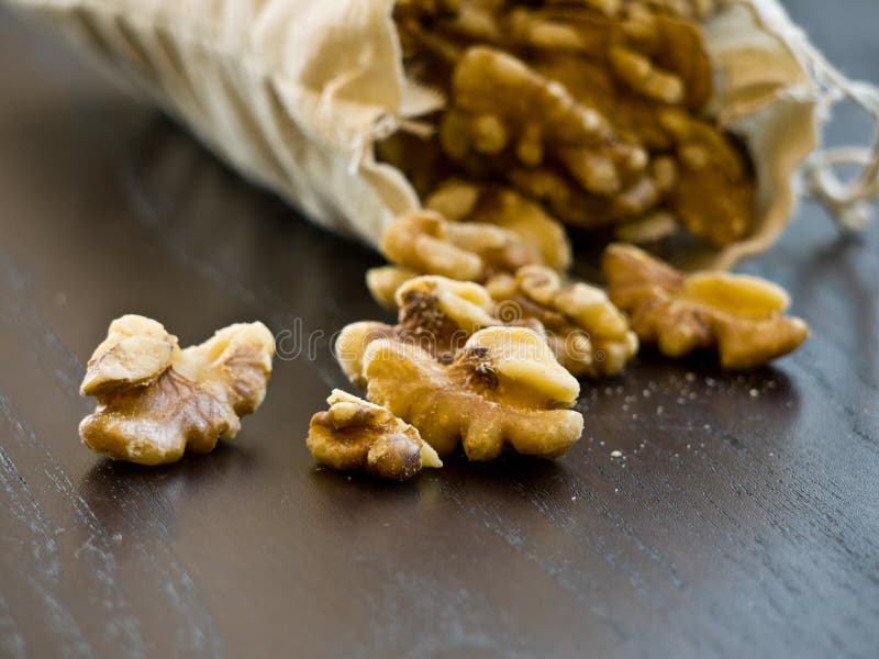 Noci fotografia stock. Immagine di parti, taglio, noce - 23225432