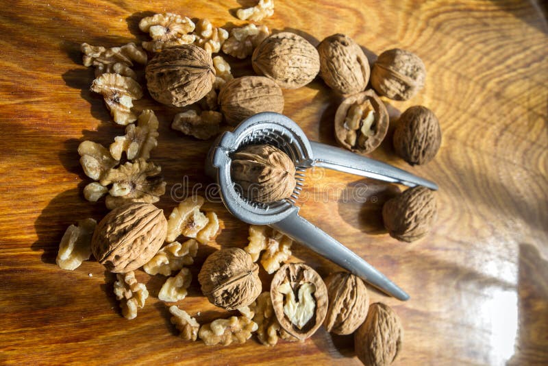 Noci E Schiaccianoci Su Legno Fotografia Stock - Immagine di wooden ...