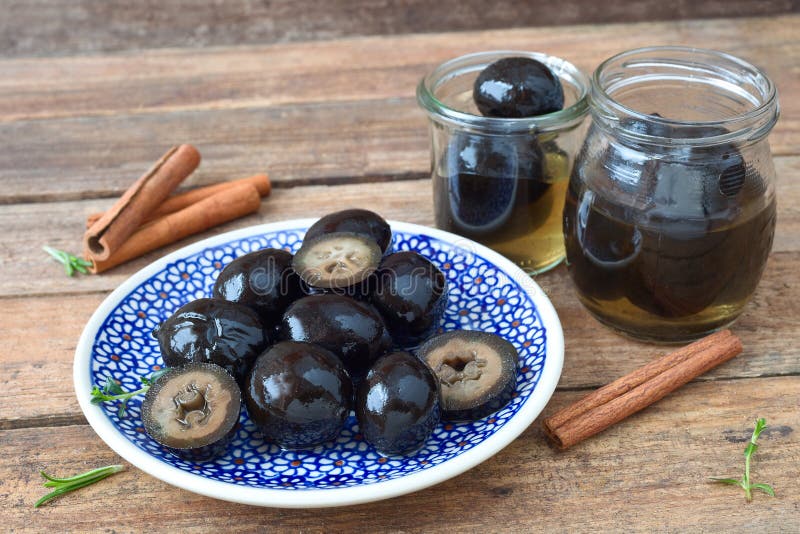 Noci nere fotografia stock. Immagine di noci, alimento - 109316152