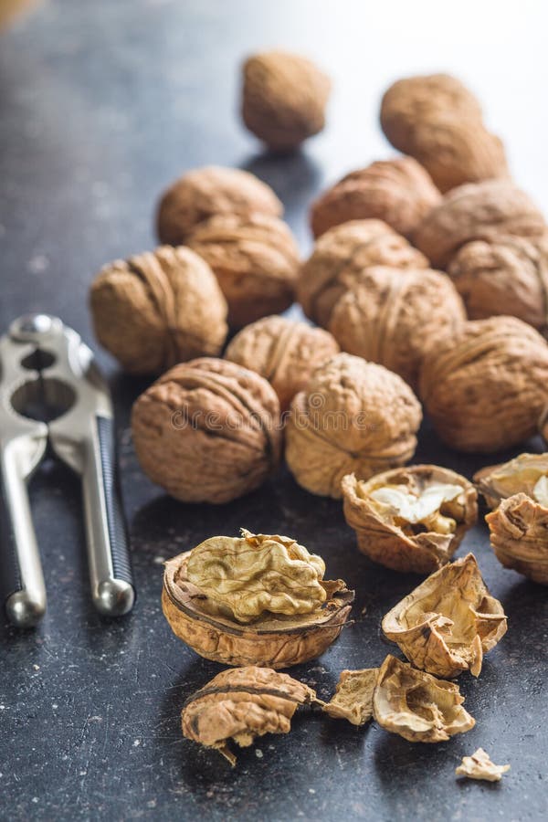 Noci E Schiaccianoci Secche Saporite Fotografia Stock - Immagine di ...