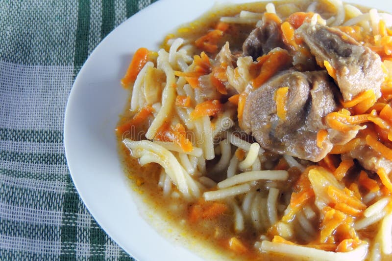 Noedels met jus en vlees stock foto. Image of heerlijk - 66306174