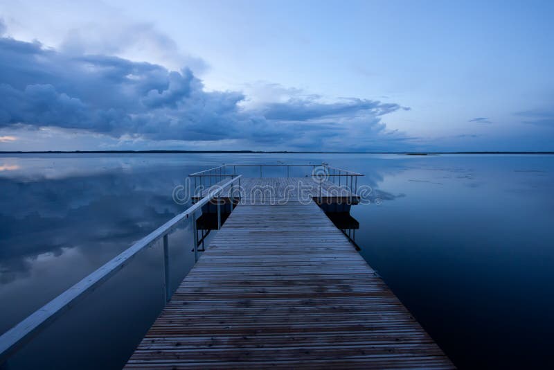 Noite do mar calmo foto de stock. Imagem de ponte, noite - 21036364