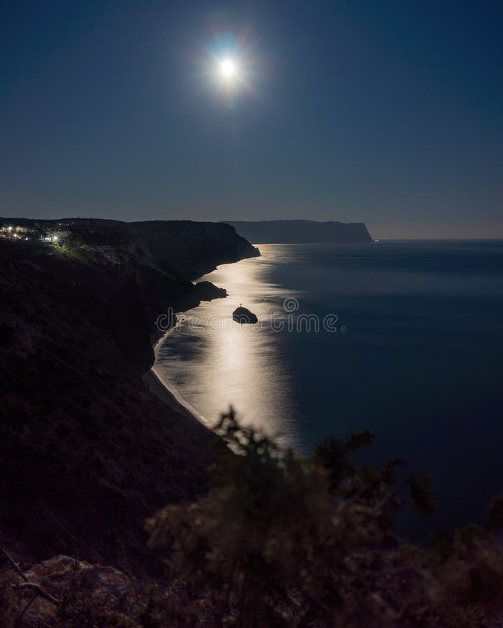 Noite Estrelada Com Lua Cheia Sobre O Mar Foto de Stock - Imagem de ...