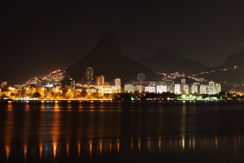 Noite Na Lagoa Rodrigo De Freitas (Lagoa), Rio De Janeiro Imagem de ... Noite Na Lagoa Rodrigo De Freitas (Lagoa), Rio De Janeiro Imagem de ...