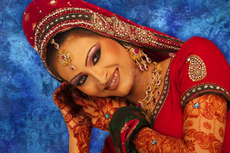 Noiva Hindu Indiana Bonita Nova Que Senta-se No Jardim Fora Imagem de ...